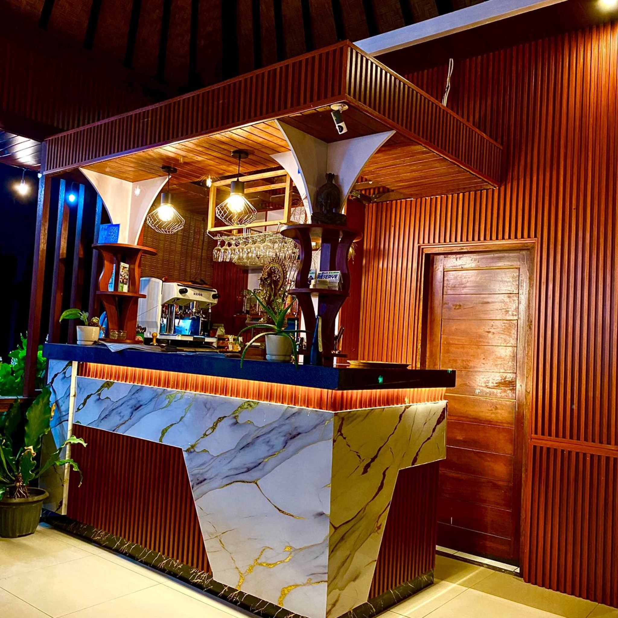 Nusa Penida Restaurant - Pasta - Pizza - Steaks - Cocktail